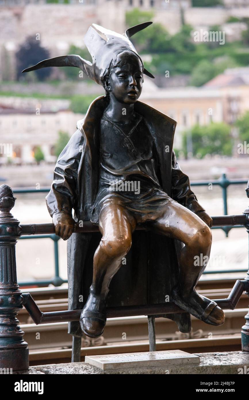 "Little Princess" Statue by Laszlo Marton sits on the railings of the ...