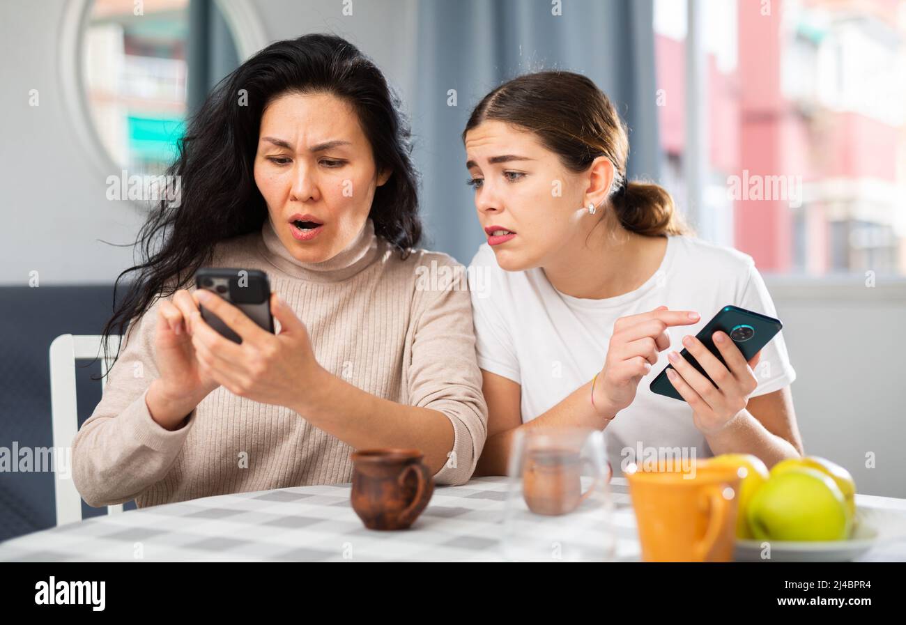 Women using smartphones table hi-res stock photography and images - Alamy