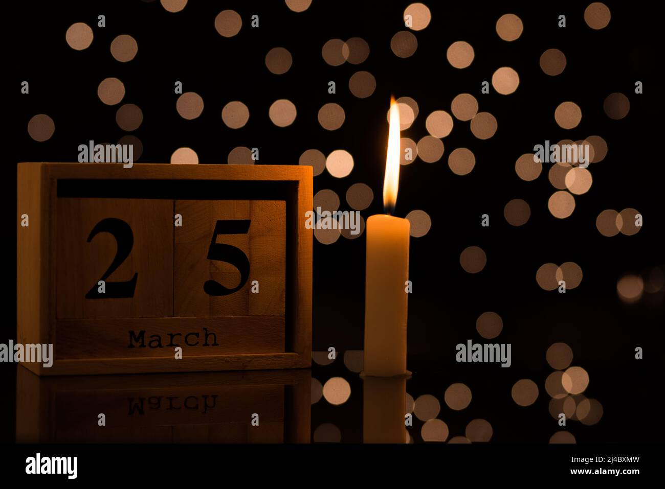 Candle and calendar from 25 March, a pipe in connection with the ...
