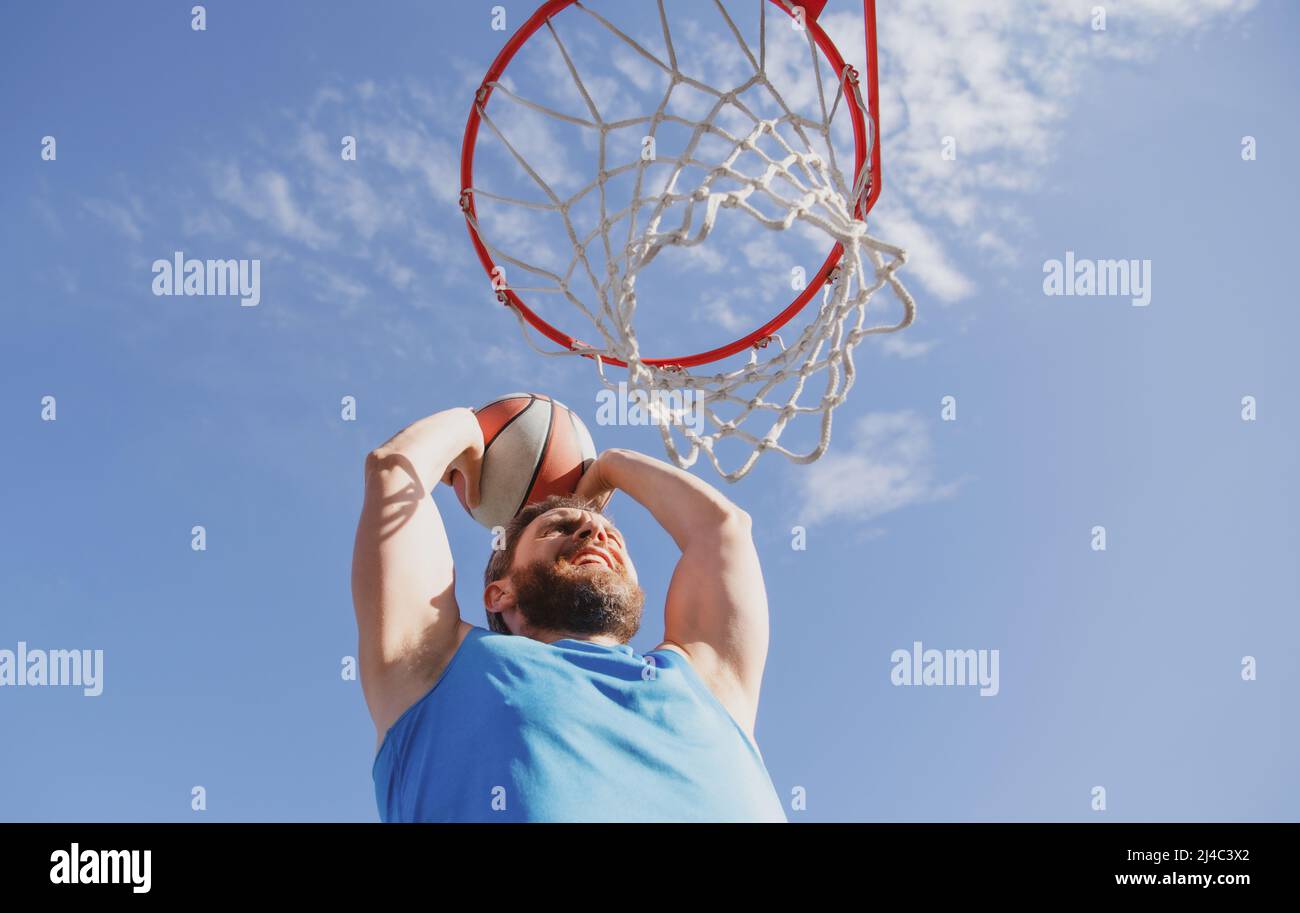 American basketball player scoring a slam dunk Stock Photo - Alamy
