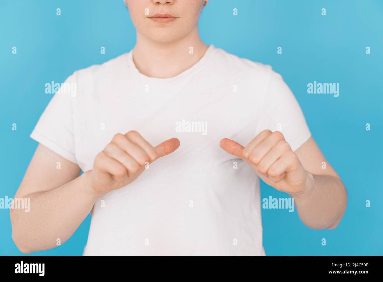 Girl showing heart in sign language Stock Photo - Alamy
