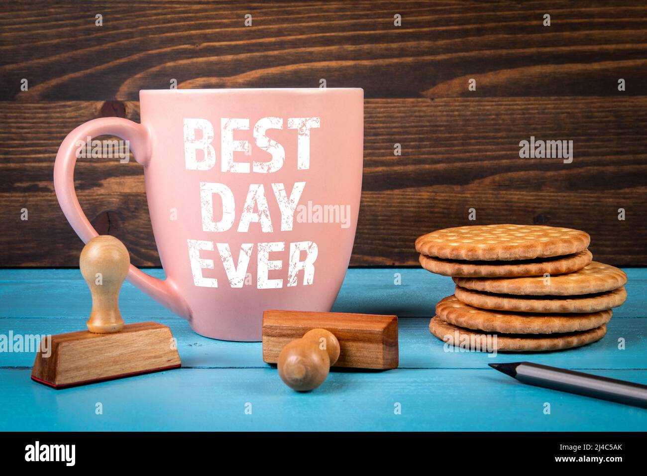 Best day ever. Text on a coffee mug. Wooden office desk Stock Photo - Alamy