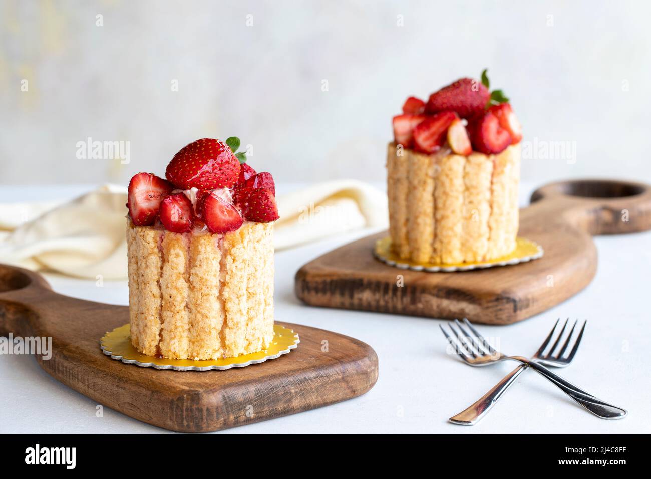 Strawberry cake. Strawberry log cake on a white background. Bakery ...