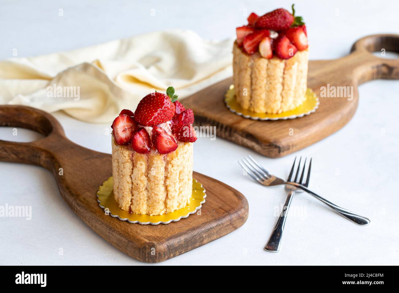 Strawberry cake. Strawberry log cake on a white background. Bakery ...