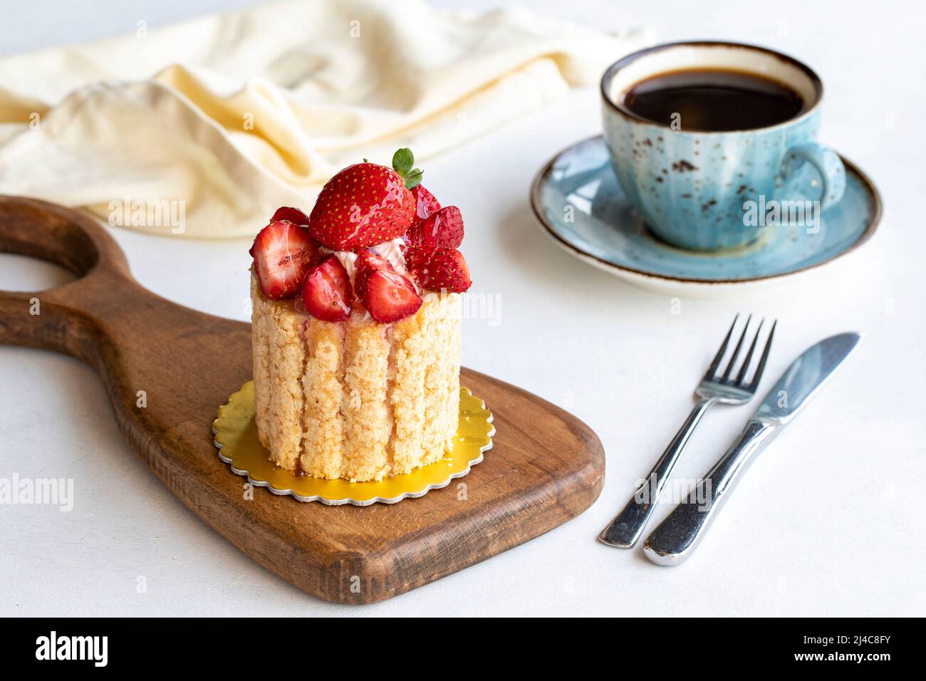Strawberry cake. Strawberry log cake on a white background. Bakery ...