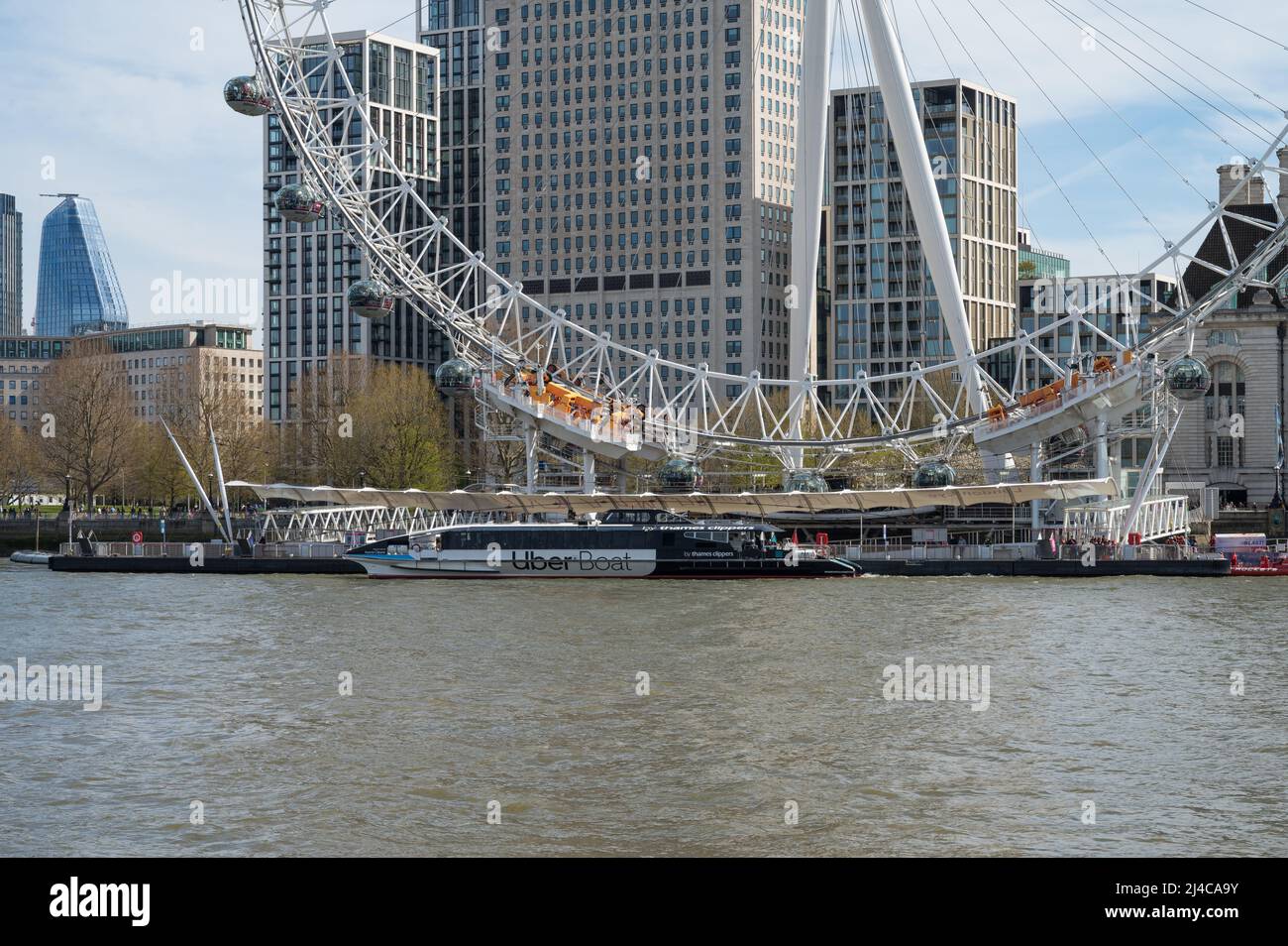 A Thames Clippers Uber Boat disembarking and taking on passengers at ...