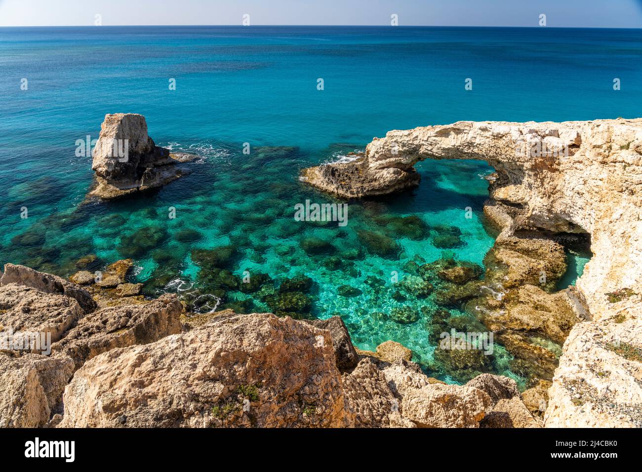 Die natürliche Felsenbrücke Love Bridge bei Agia Napa, Zypern, Europa ...