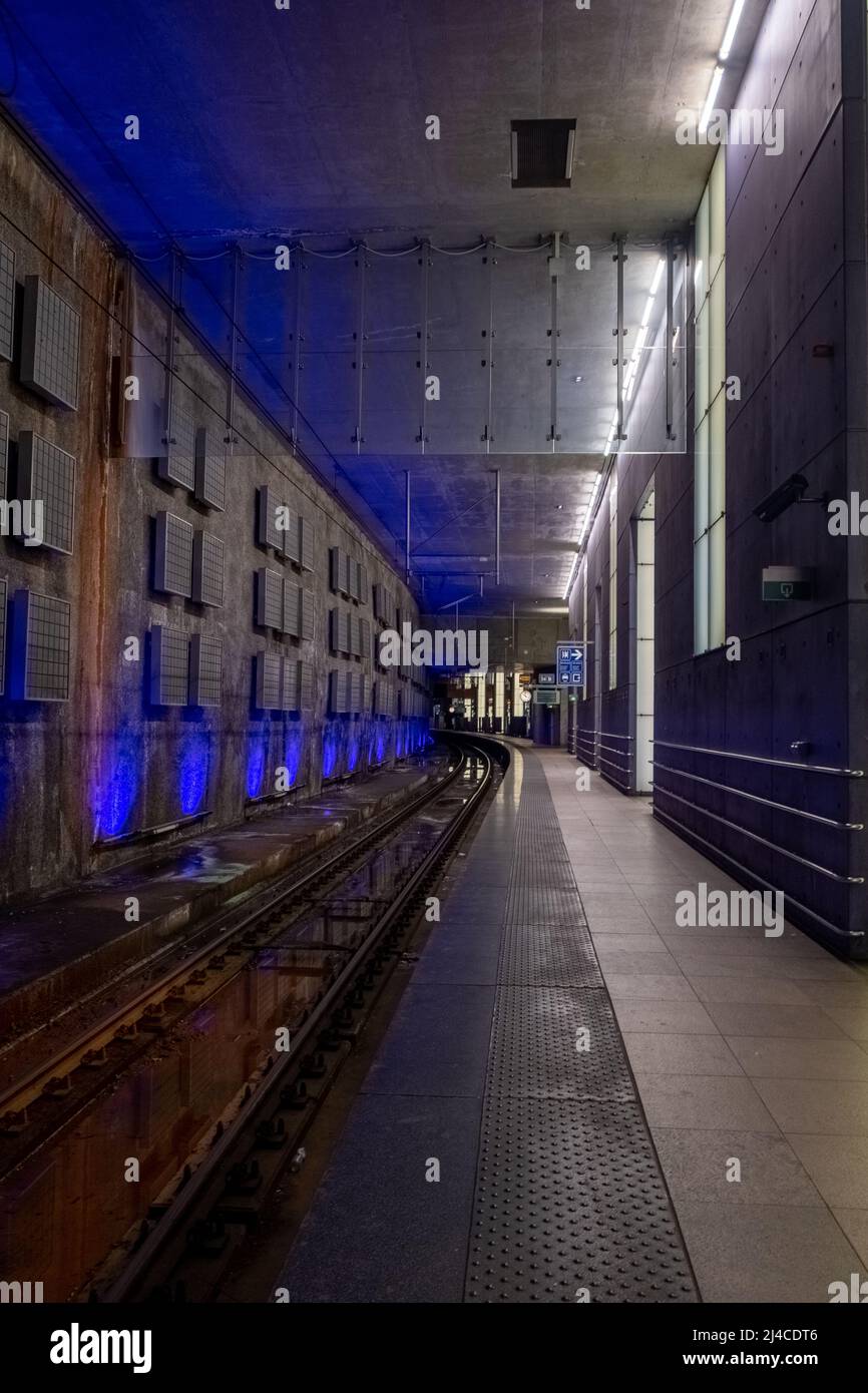 Empty train platform architecture hi-res stock photography and images ...