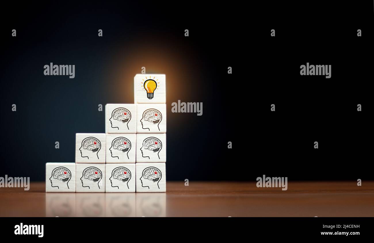 Wooden cube block with head human symbol and light bulb icon. Teamwork ...