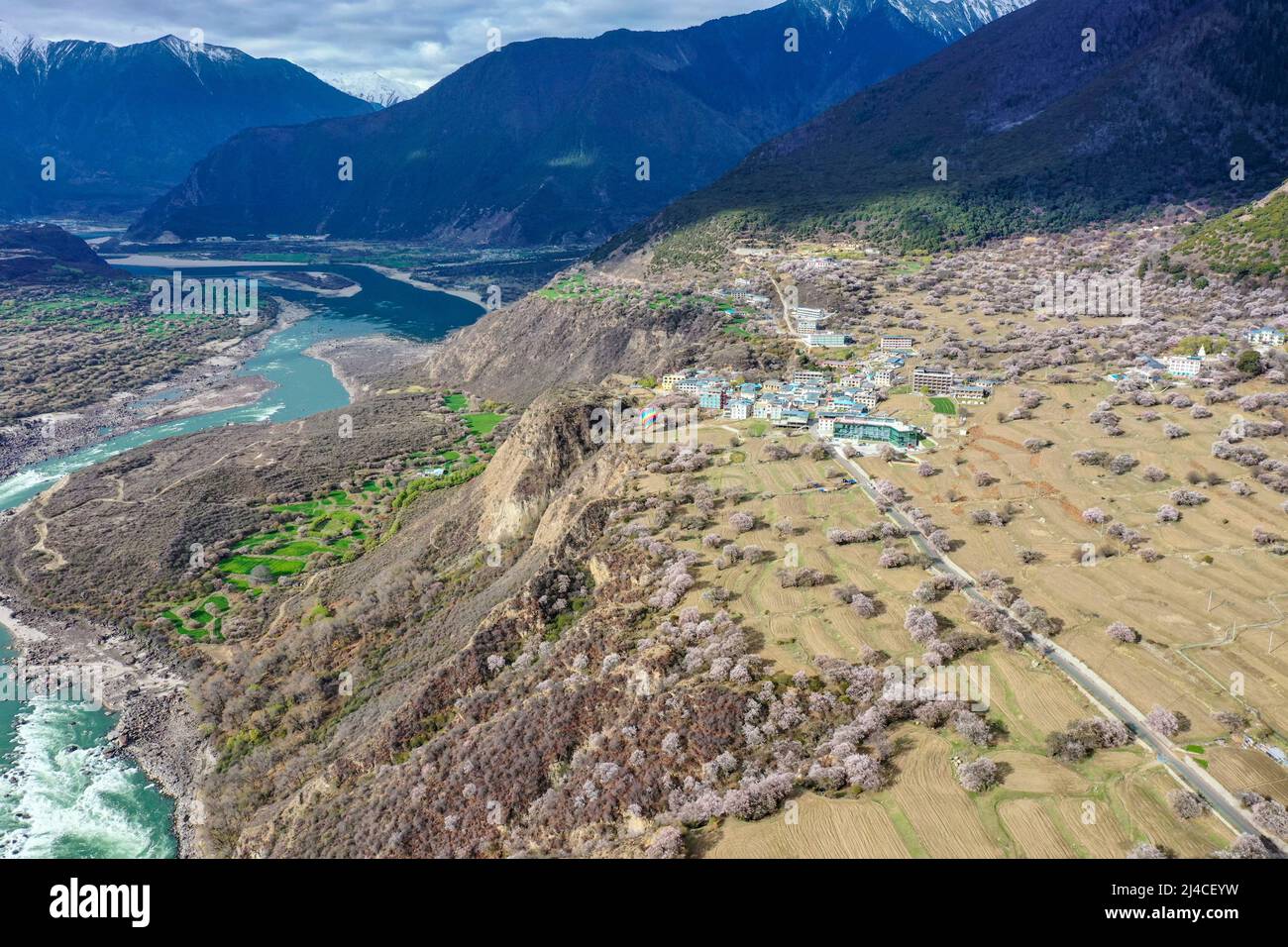 Namjagbarwa yarlung zangbo river hi-res stock photography and images - Alamy