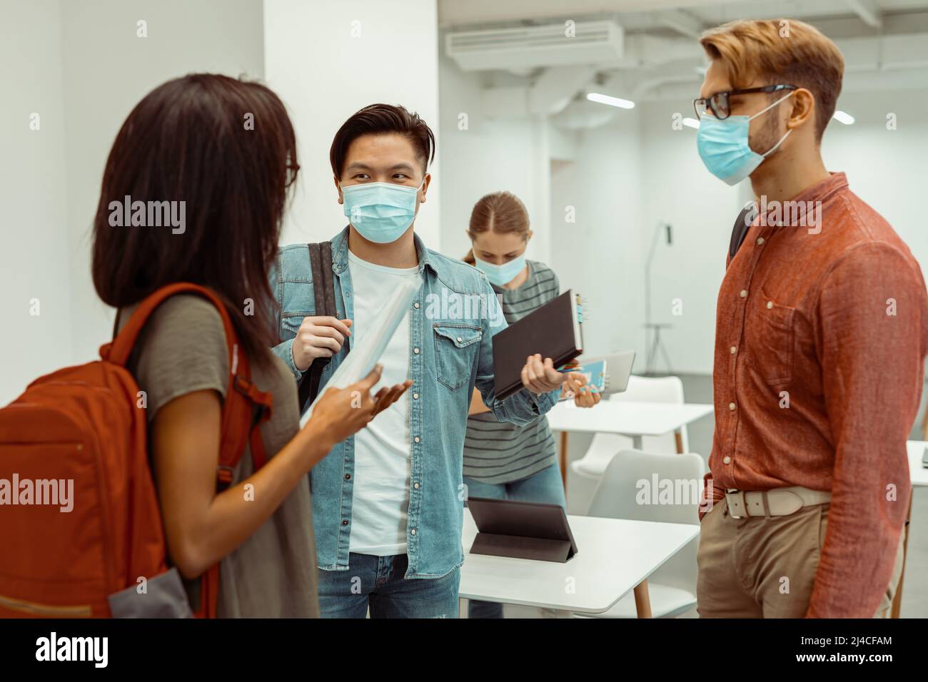 Classmates chatting classroom hi-res stock photography and images - Alamy