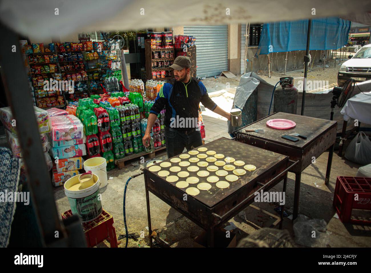 Palestinian sweets vendor equips "Qatayef" sweets during the holy month ...
