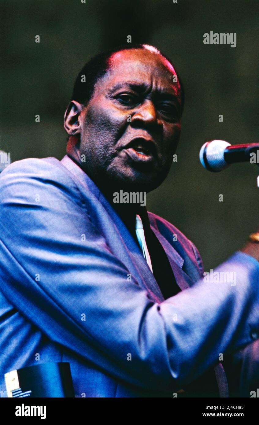 Memphis Slim, amerikanischer Blues-Sänger und Blues-Pianist, hier bei ...