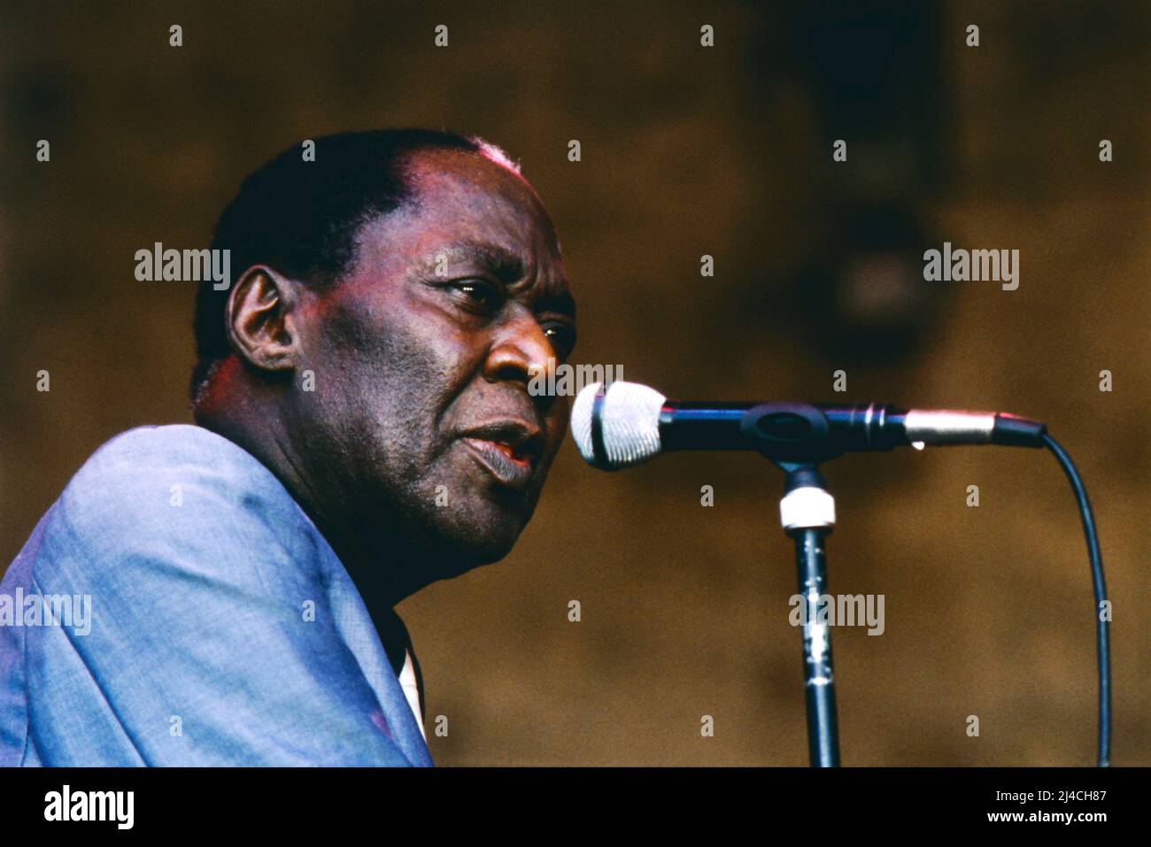 Memphis Slim, amerikanischer Blues-Sänger und Blues-Pianist, hier bei ...