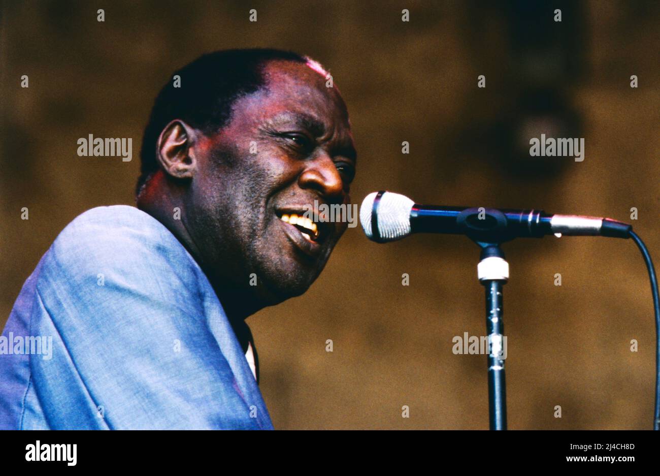 Memphis Slim, amerikanischer Blues-Sänger und Blues-Pianist, hier bei ...