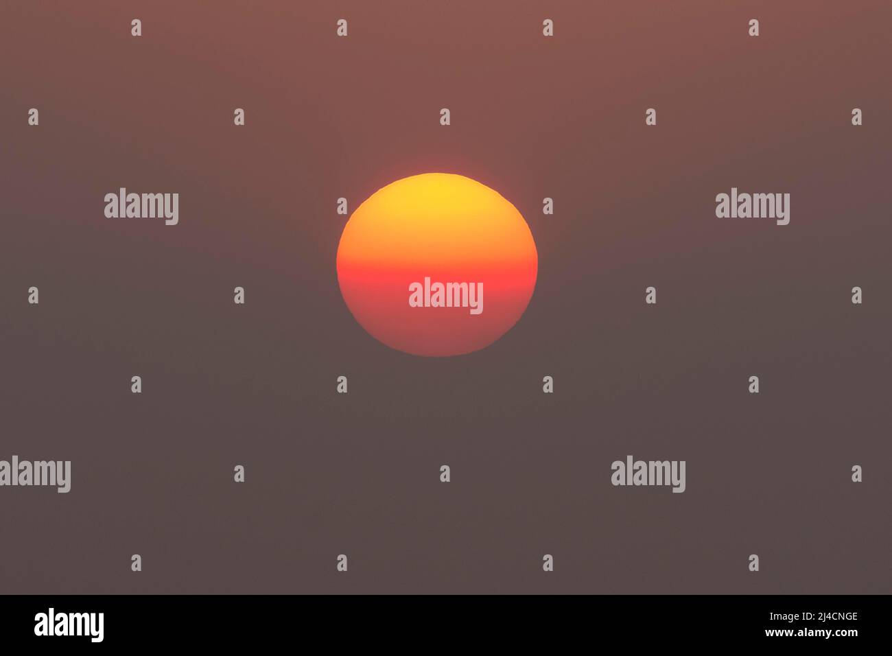 Red sun setting hi-res stock photography and images - Alamy