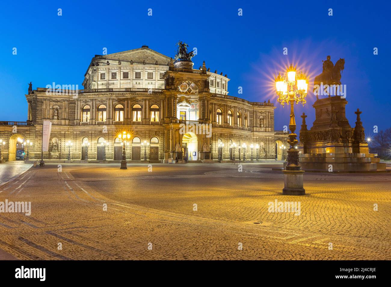 Illuminated semper opera house on theaterplatz hi-res stock photography ...