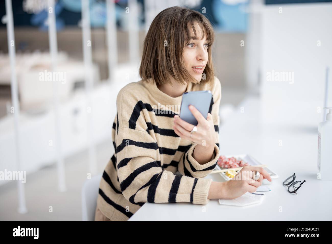 Eat phone restaurant hi-res stock photography and images - Alamy