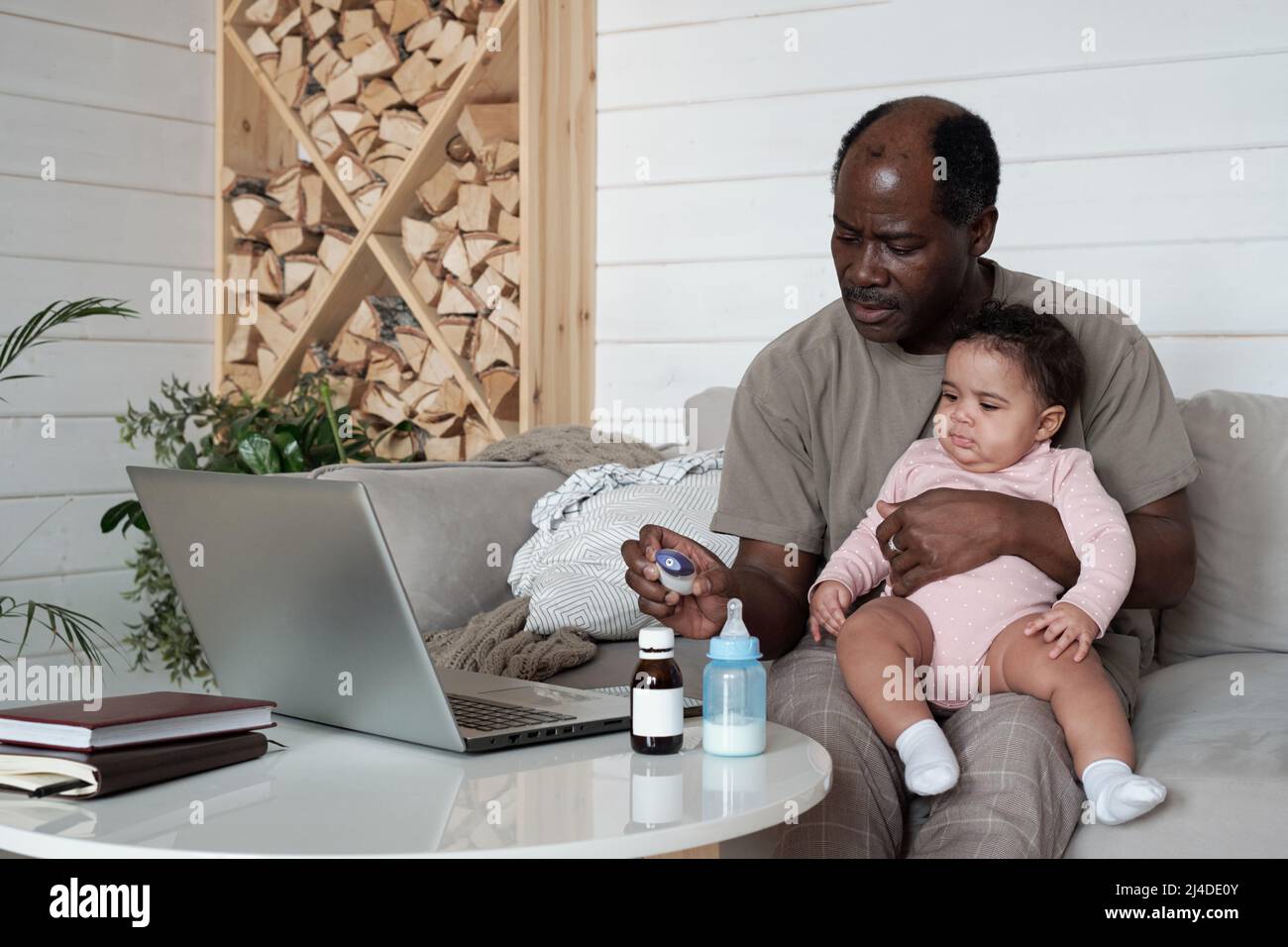 Medium shot african american dad hi-res stock photography and images ...