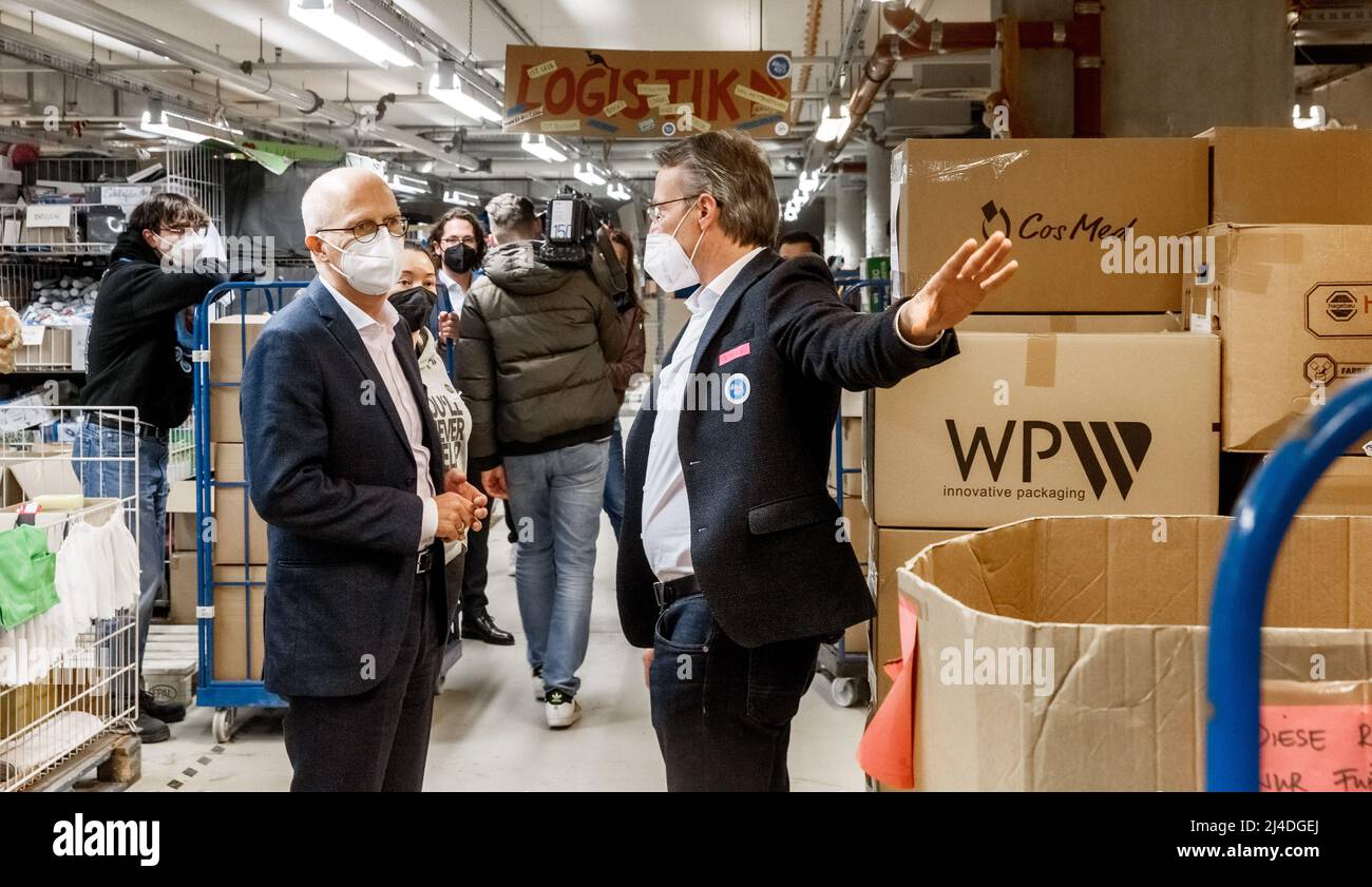 Hamburg, Germany. 14th Apr, 2022. Niels Rasmussen (r), Managing ...