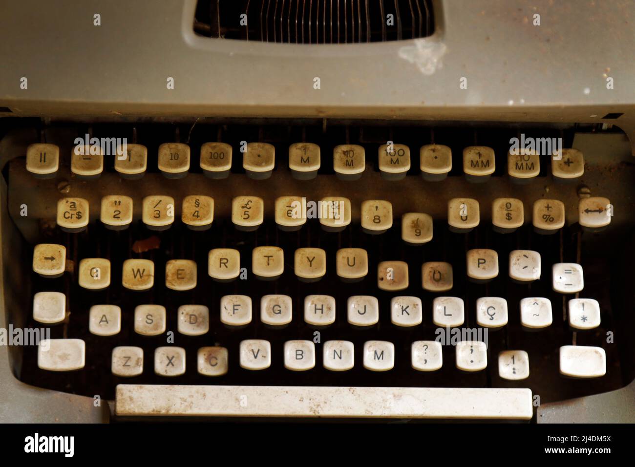 old abandoned and dirty typewriter keyboard Stock Photo - Alamy