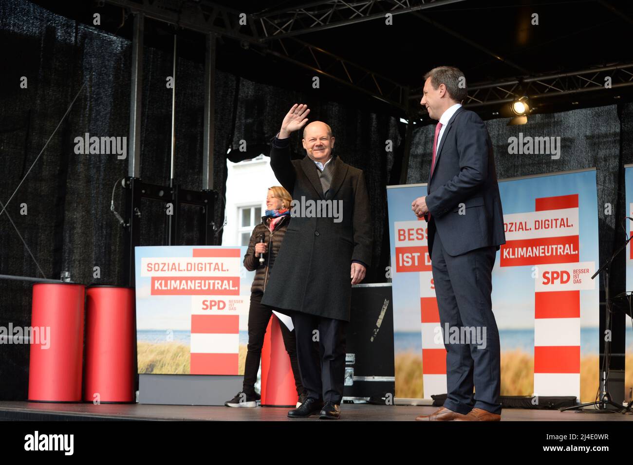 Olaf Scholz wird von Thomas Losse-Müller, Spitzenkandidat der SPD ...