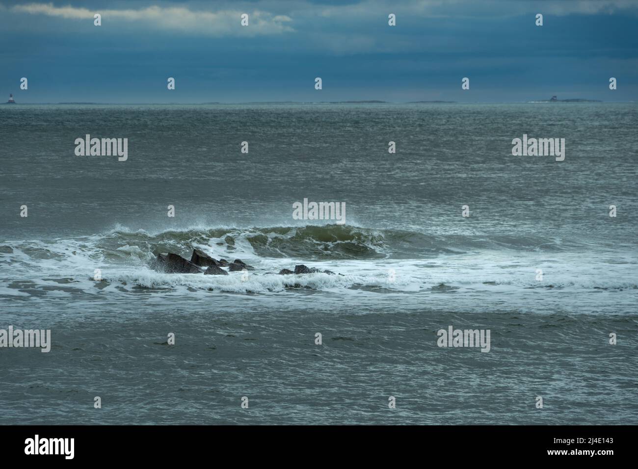 Waves from an incoming tide Stock Photo - Alamy