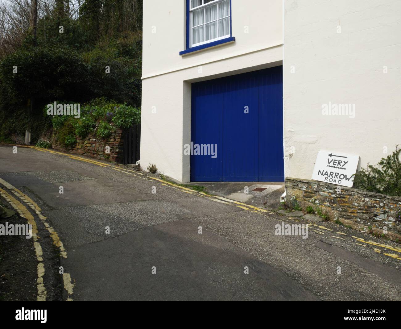 Very narrow road sign, Bohella Road, St Mawes, Cornwall Stock Photo - Alamy