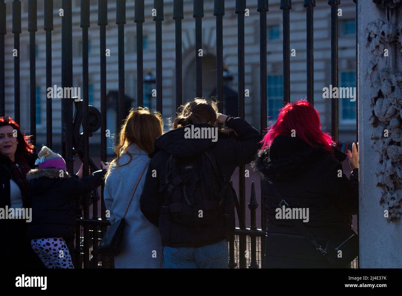People gather outside Buckingham Palace in central London ahead of ...
