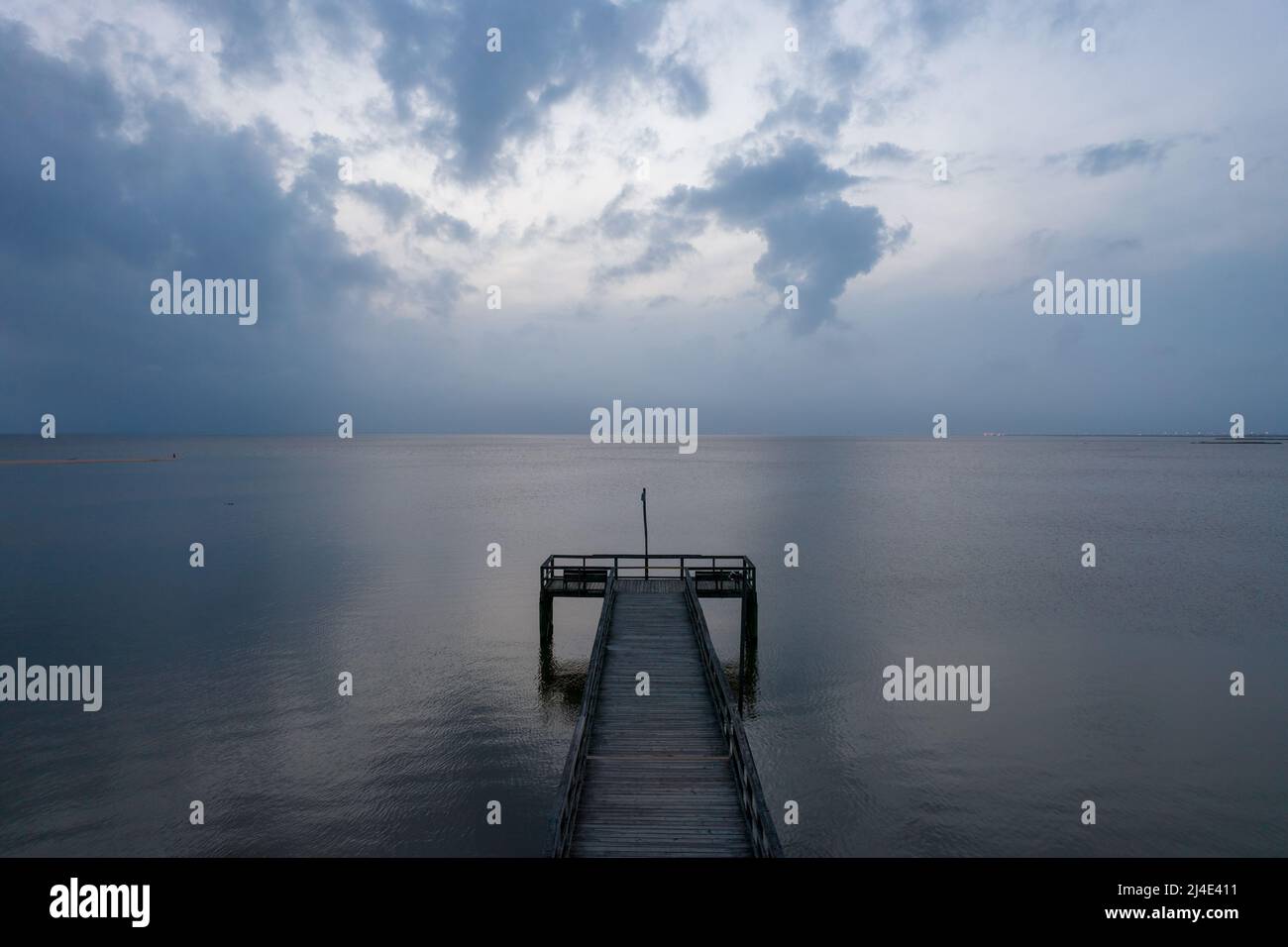 Overcast evening on Mobile Bay, Alabama Stock Photo - Alamy