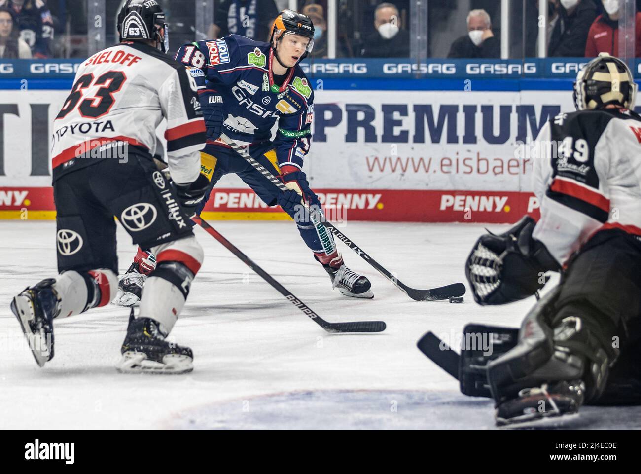 Berlin, Germany. 14th Apr, 2022. Ice hockey: DEL, Eisbären Berlin ...