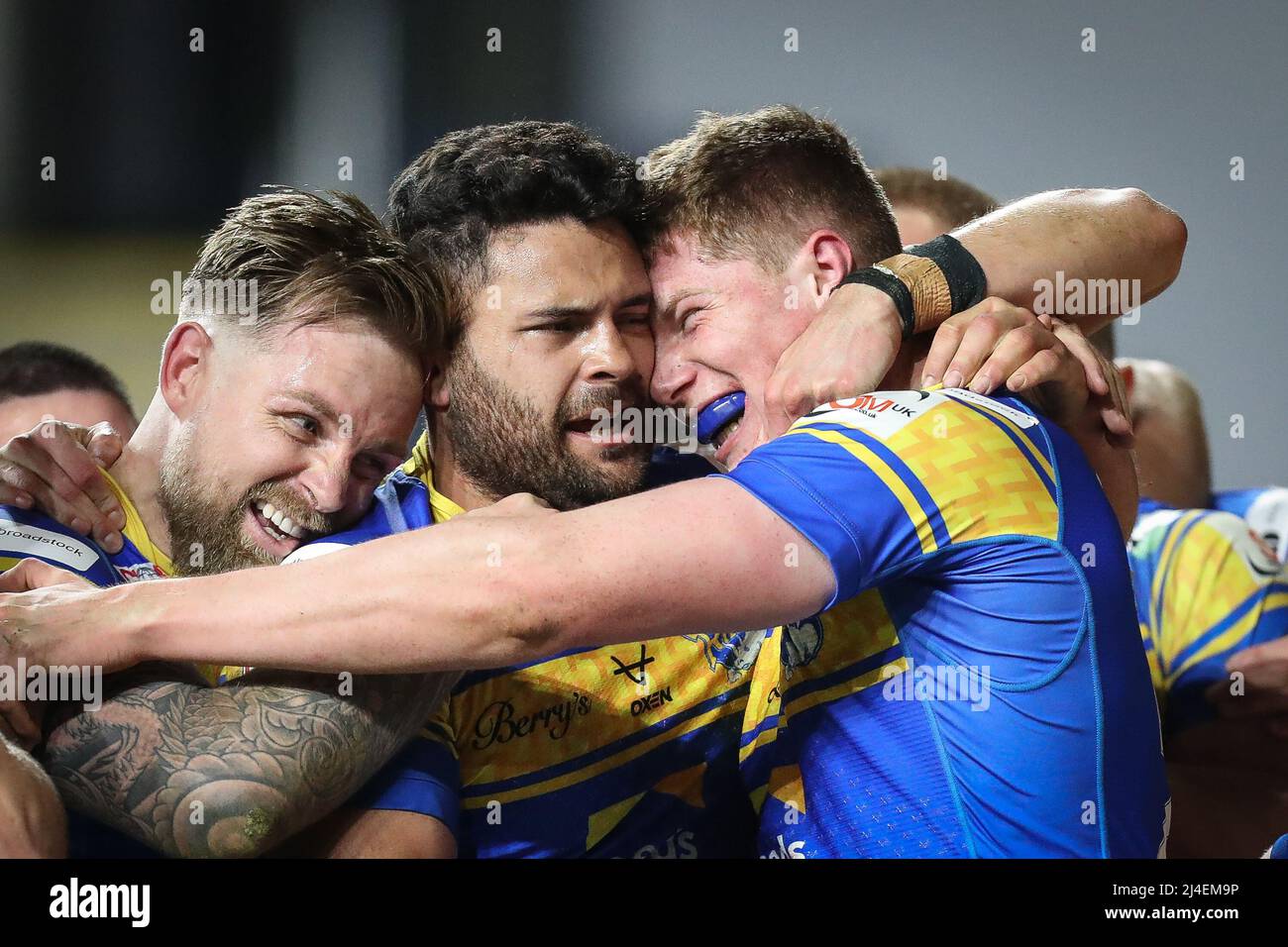 Morgan Gannon (21) of Leeds Rhinos celebrates his try with Rhyse Martin ...