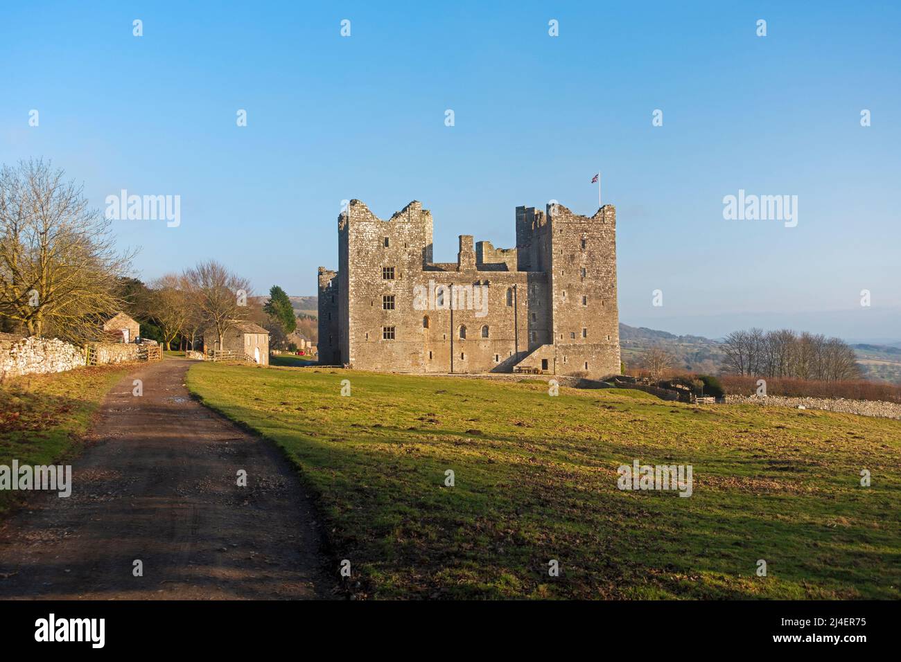 Bolton castle 14th century castle hi-res stock photography and images ...