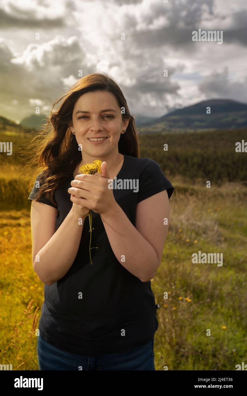 Flower facing camera hi-res stock photography and images - Alamy