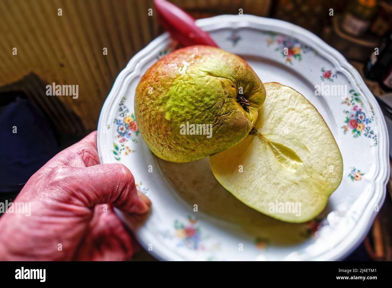 Äpfel auf einem Teller Stock Photo - Alamy