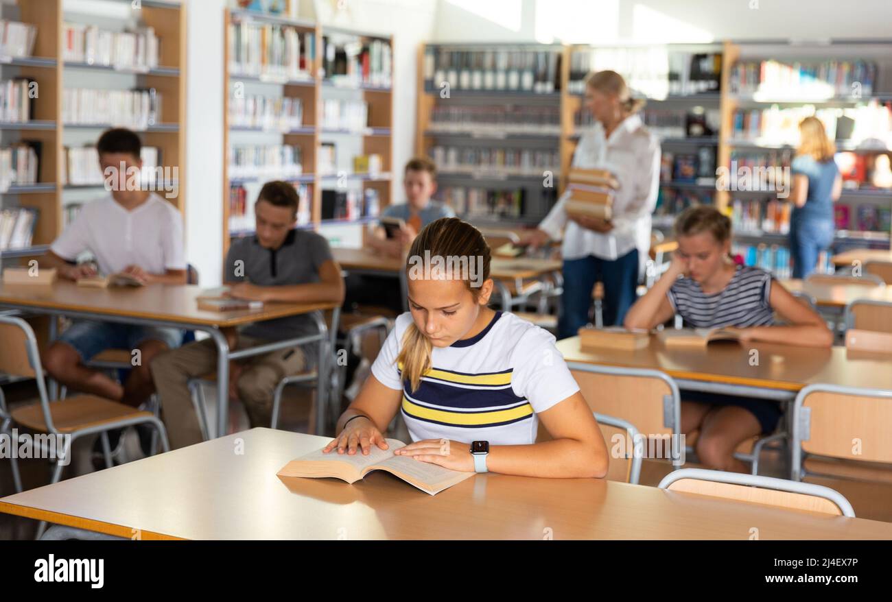 Middle school students library books hi-res stock photography and ...