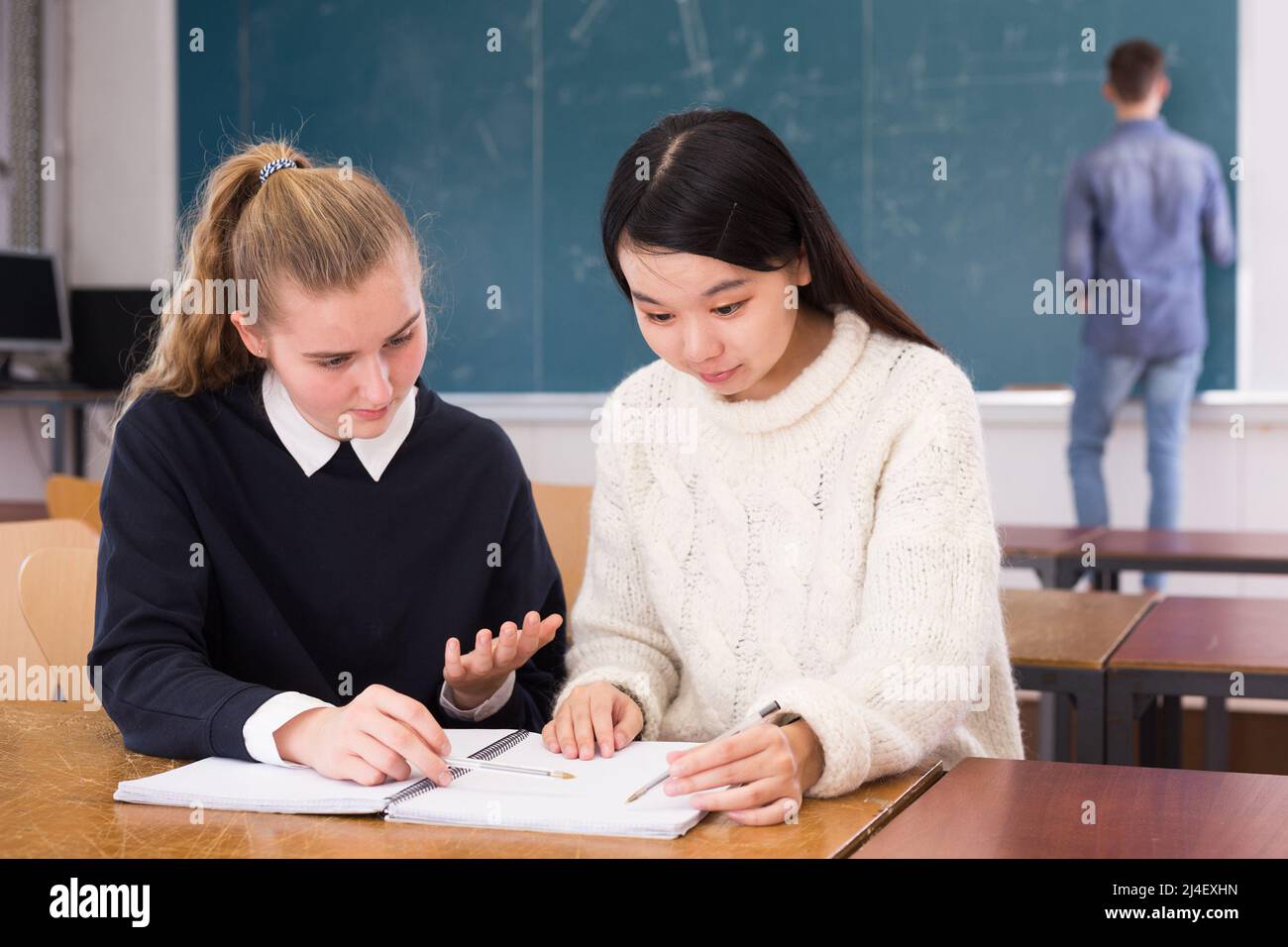 Chinese girl students hi-res stock photography and images - Alamy