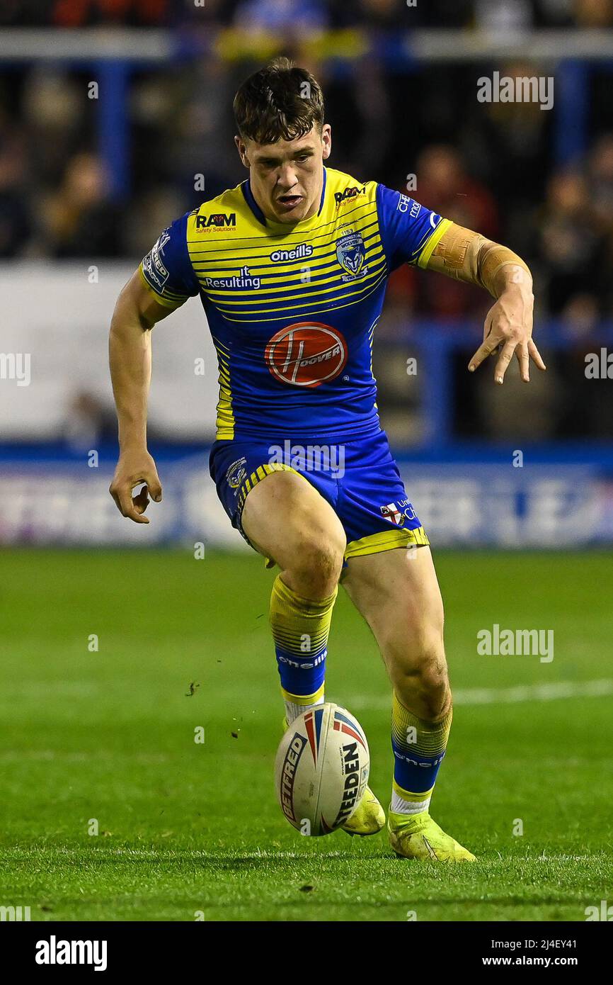 Josh Thewlis #22 of Warrington Wolves kicks ahead Stock Photo - Alamy