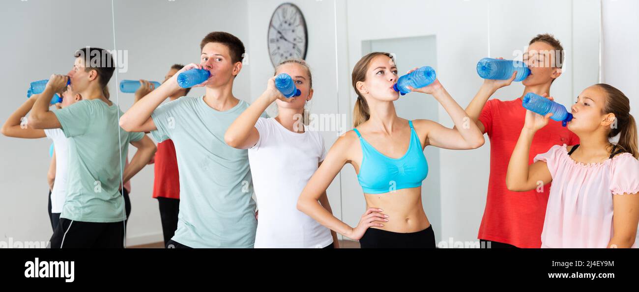 Teenagers drinking water in choreography class Stock Photo - Alamy