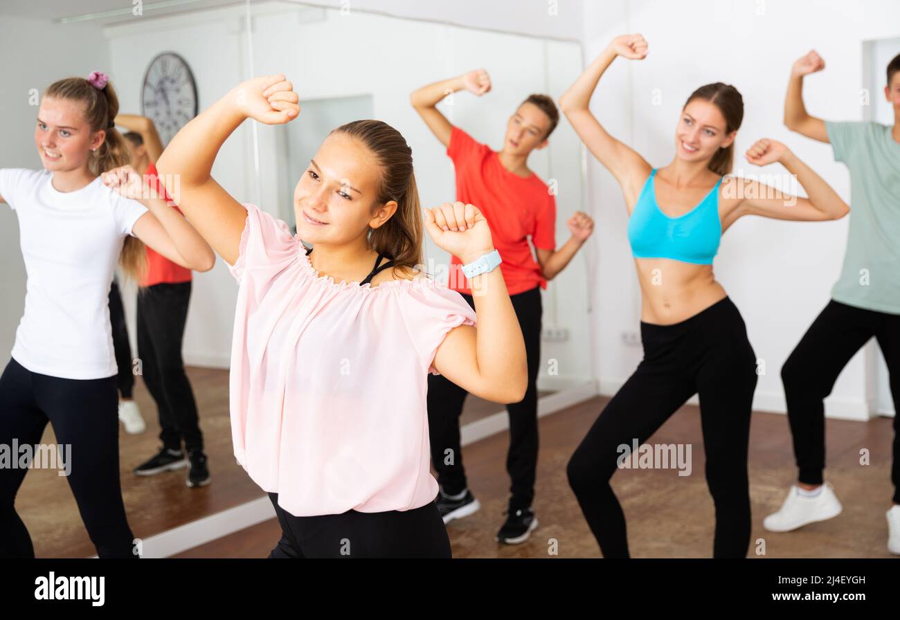 Teenage girl practicing dance with group Stock Photo - Alamy