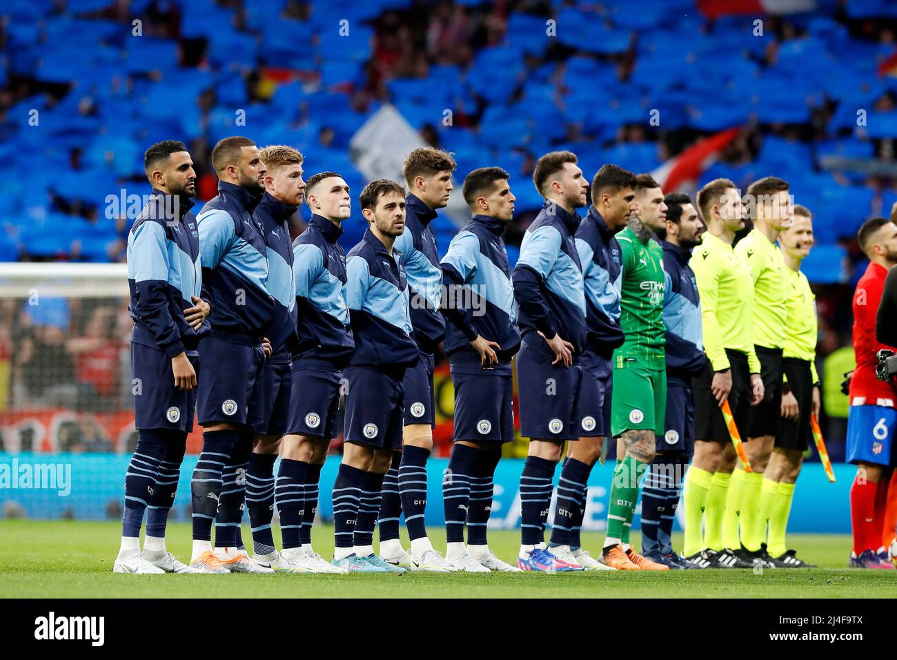 Manchester city team group line up hi-res stock photography and images ...