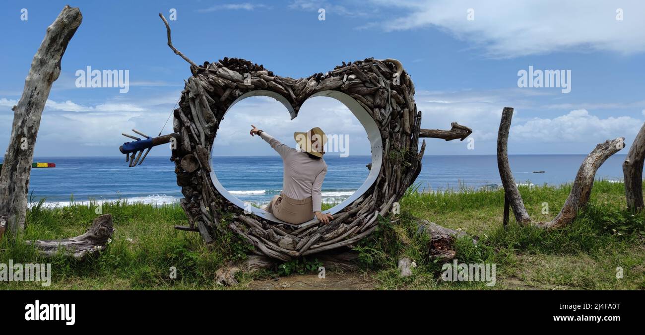 The Dulan Sea Viewing Platform, Taitung, enjoy the beautiful coastline ...