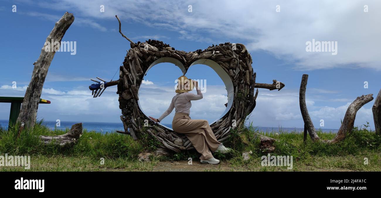 The Dulan Sea Viewing Platform, Taitung, enjoy the beautiful coastline ...