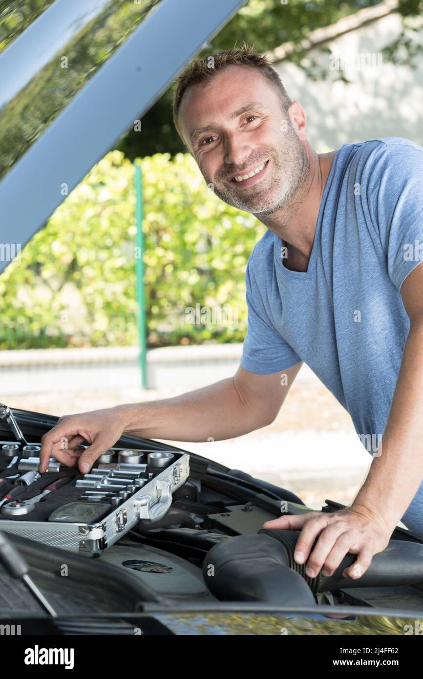 Car industry glass fixing hi-res stock photography and images - Alamy