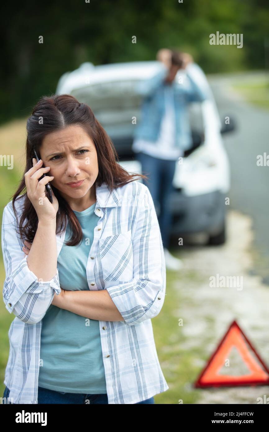 woman calling for assistance after vehicle breakdown Stock Photo - Alamy
