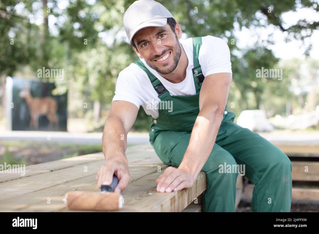 Painter painting park bench hi-res stock photography and images - Alamy