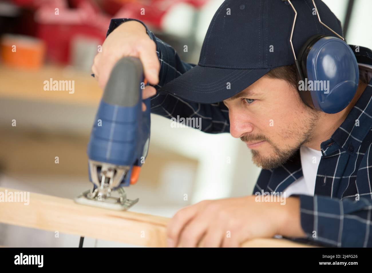 Carpenter using electric saw hi-res stock photography and images - Alamy