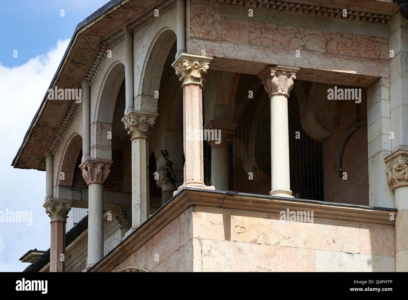 particolare del protiro della Porta Regia - fianco sud - maestri ...