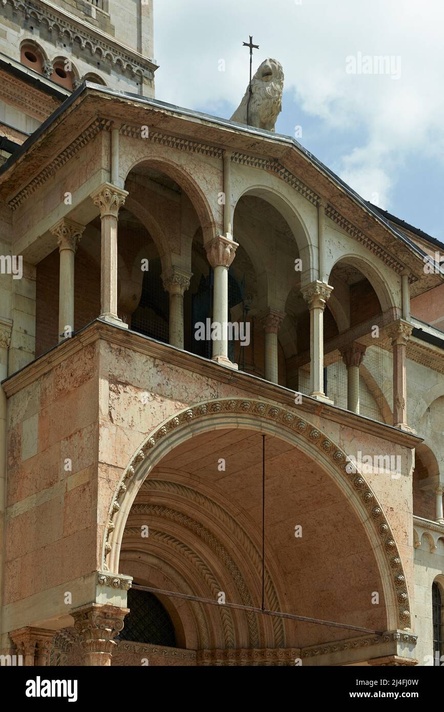 particolare del protiro della Porta Regia - fianco sud - maestri ...