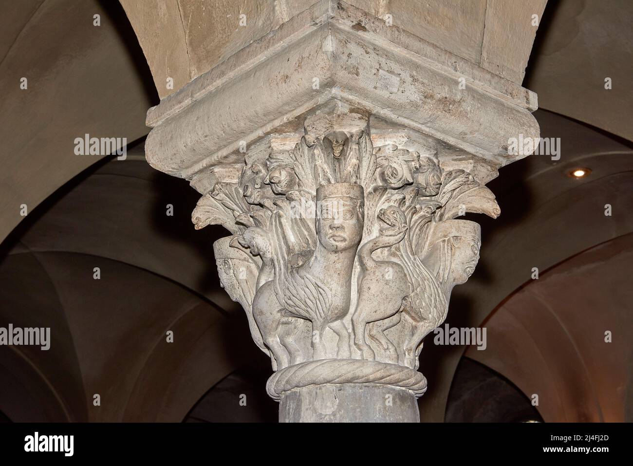 Sfingi - capitello della cripta - scuola di Wiligelmo - XI/XII secolo ...